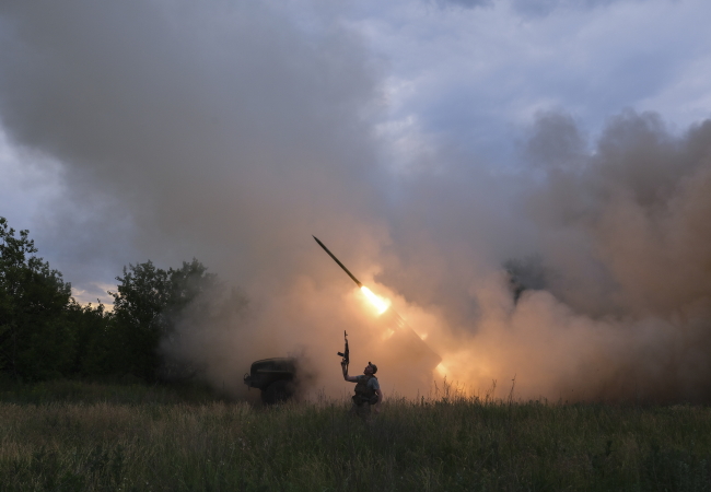 Ukrainian forces prepare Grad launcher in Donetsk region - wiadomosci.com